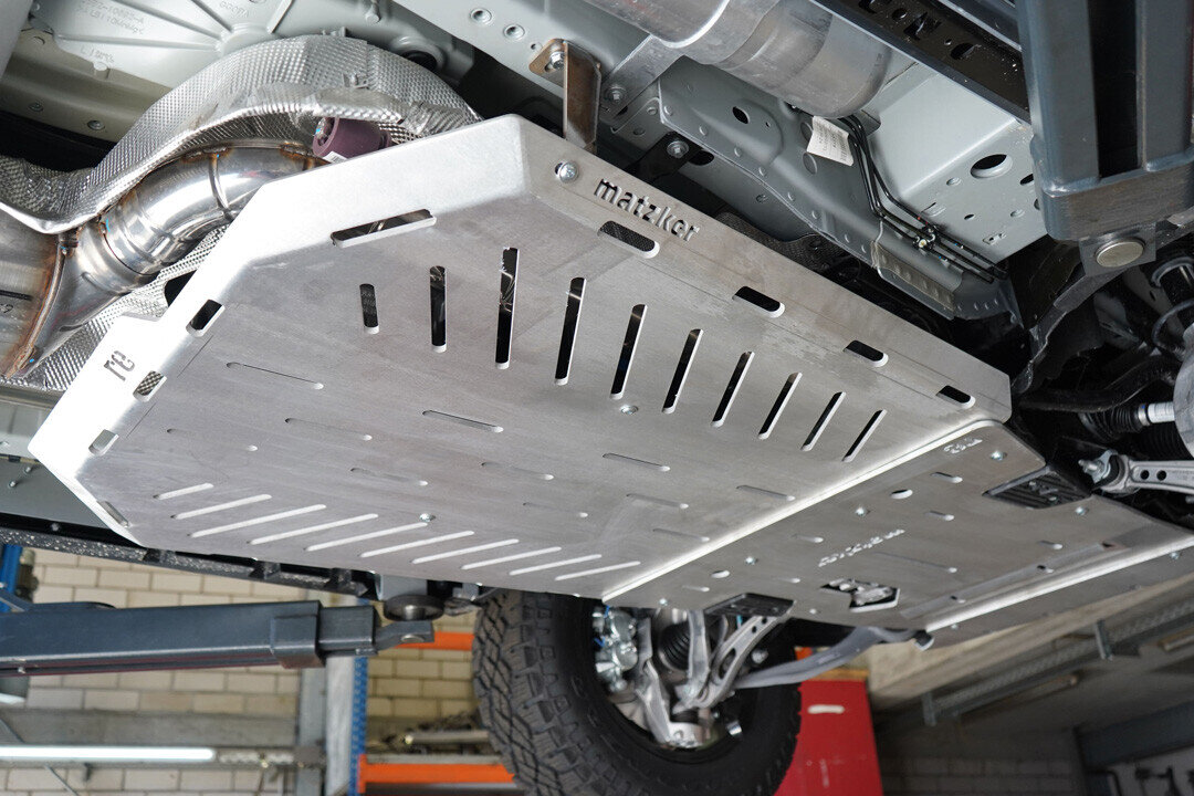 EXPOSED: Land Rover New Defender cover-up - overland-europe