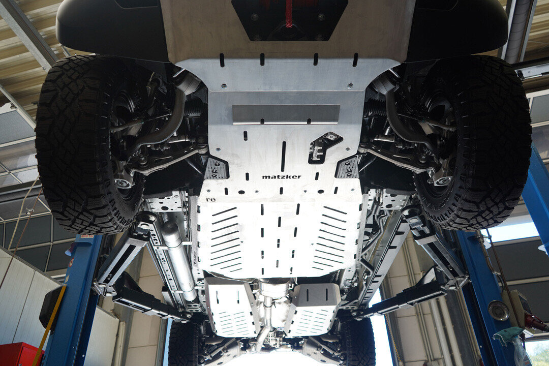 EXPOSED: Land Rover New Defender cover-up - overland-europe